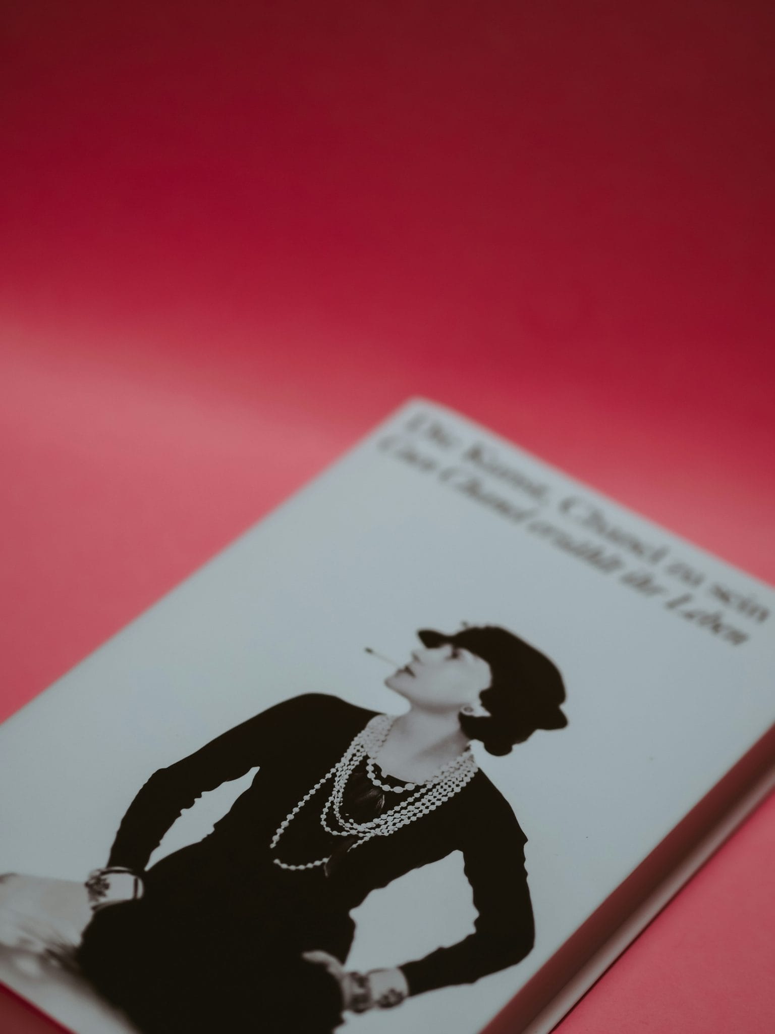 Coco Chanel: Vida, Legado y Controversia de la Moda